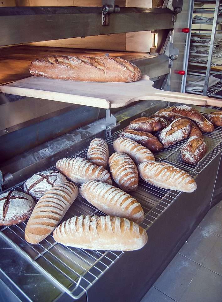 Brutarii artizanale frumoase cu paine buna, croasante si alte produse ...